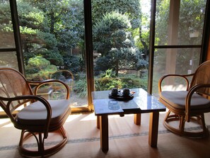 Quarto tradicional, vista para o jardim (Japanese Style, 103) | Cofres nos quartos, individualmente decorados