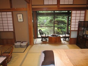 Quarto tradicional, vista para o jardim (Japanese Style, 102) | Cofres nos quartos, individualmente decorados