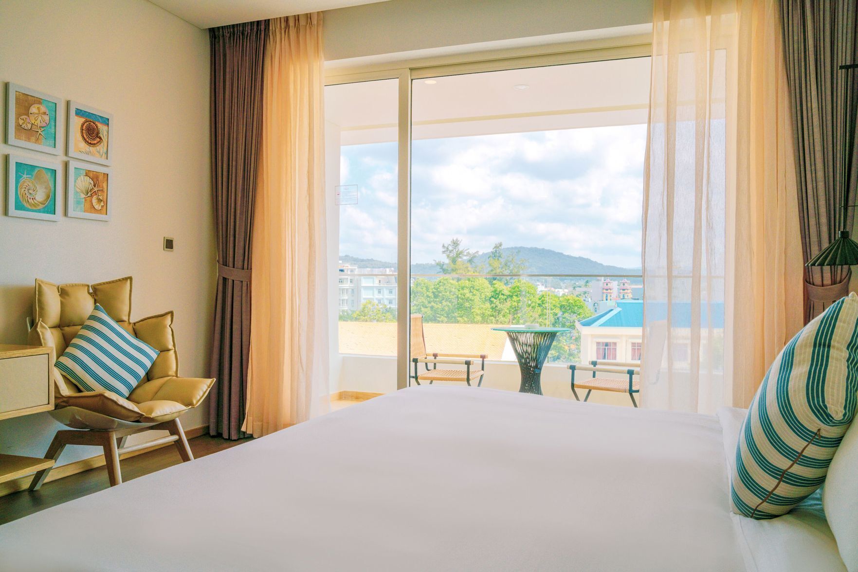 Frigobar, cofres nos quartos, escrivaninha, cortinas blackout