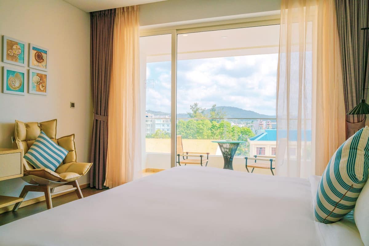 Frigobar, cofres nos quartos, escrivaninha, cortinas blackout