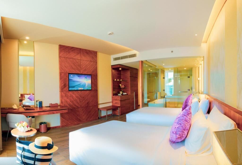 Frigobar, cofres nos quartos, escrivaninha, cortinas blackout