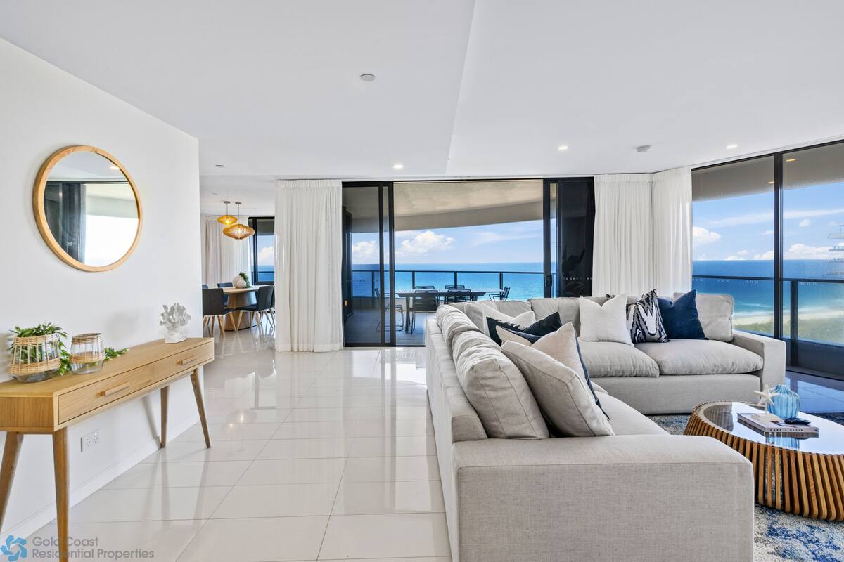 Apartamento superior, 4 quartos, vista para o oceano (Tower 1) | Sala de estar | TV de tela plana 1 polegadas com canais via satélite, TV