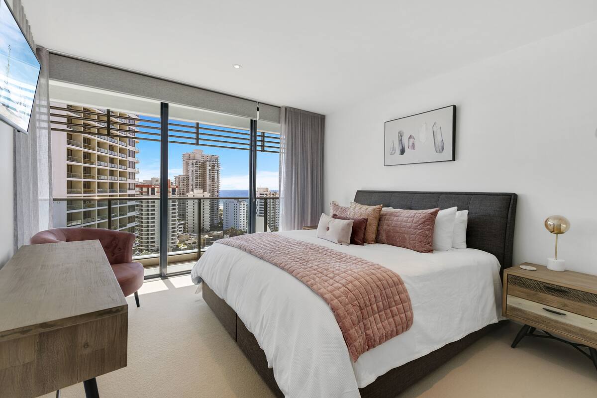 Apartamento premium, 2 quartos, vista para a cidade | Ferros/tábuas de passar roupa, individualmente decorados