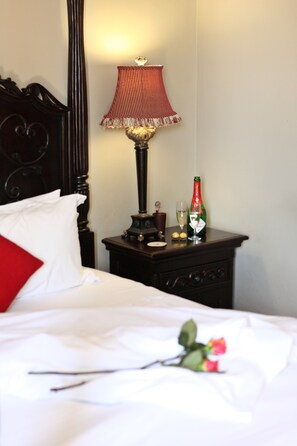 Quarto Duplo de Luxo | Roupa de alta qualidade, minibar, cofre no quarto, secretária 