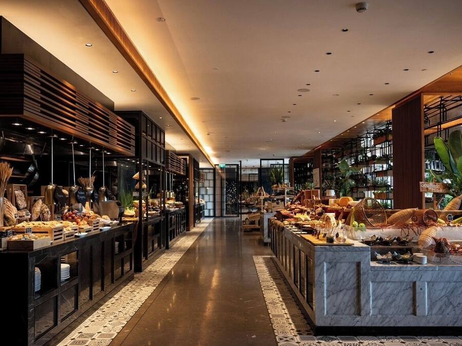 2 restaurantes: servem almoços e jantares