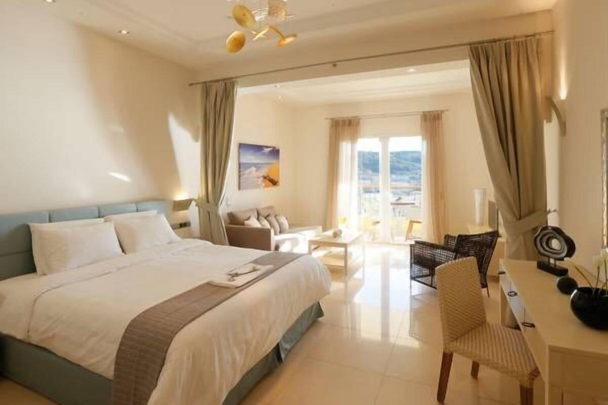 Suite, vista para o mar | Roupa de alta qualidade, edredões de penas, camas de colchão pillowtop