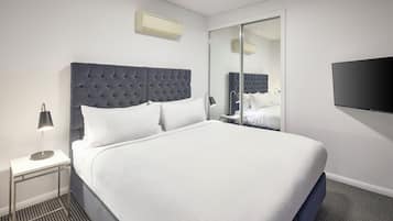 Suite, 1 quarto, varanda | Roupa de alta qualidade, cofre com capacidade para portátil