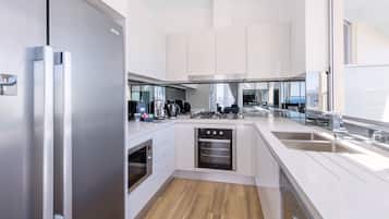 Penthouse, 3 quartos (Southside) | Cozinha privada | Um frigorífico/congelador grande, um micro-ondas, um forno