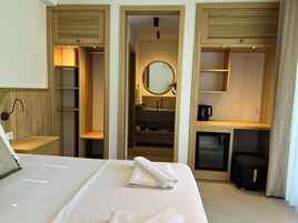 Quarto luxo | Espaço de trabalho para notebook, Wi-Fi de cortesia
