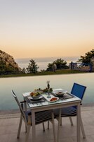 Café da manhã, almoço e jantar; culinária internacional 