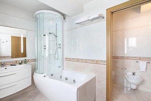 Quarto quádruplo clássico | Banheiro | Chuveiro, produtos de toalete grátis, secador de cabelo, bidê