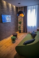 Quarto Duplo Familiar | Roupa de alta qualidade, minibar, Wi-fi grátis, roupa de cama fornecida 