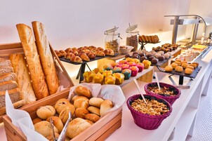 Pequeno-almoço tipo buffet diário mediante uma taxa 