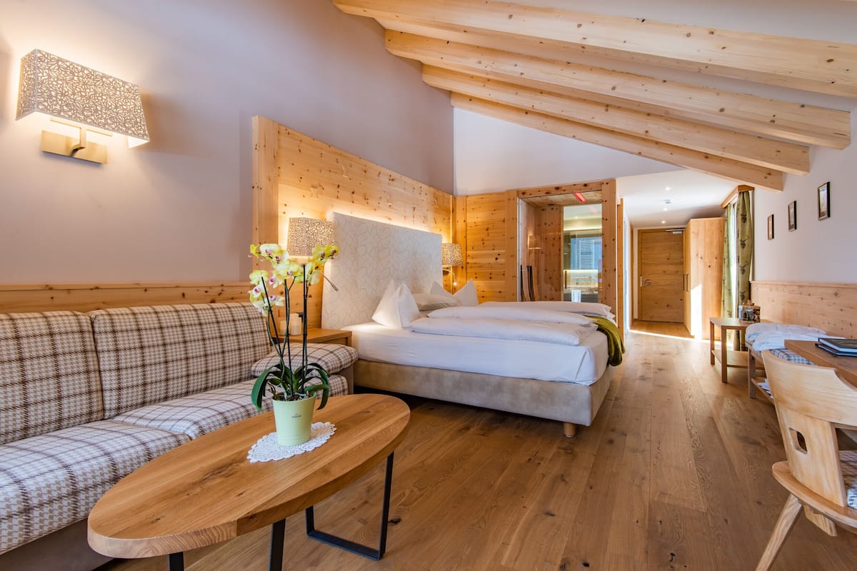 Suíte júnior, sauna seca | 1 quarto, frigobar, cofres nos quartos, escrivaninha