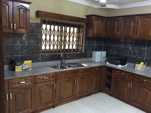 Apartamento, 3 quartos | Cozinha privada | Geladeira grande, micro-ondas, fogão, cooktop