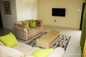 Apartamento, 2 quartos | Sala de estar | TV de tela plana