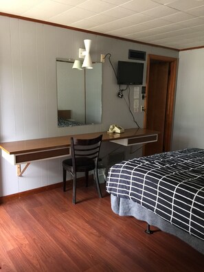 Quarto standard, 1 cama de casal, para não fumantes | Escrivaninha, Wi-Fi de cortesia, roupa de cama