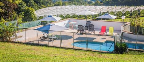 Piscina exterior, espreguiçadeiras