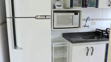 Apartamento Familiar | Cozinha privada | Um frigorífico, um micro-ondas, um forno, uma placa de cozinha