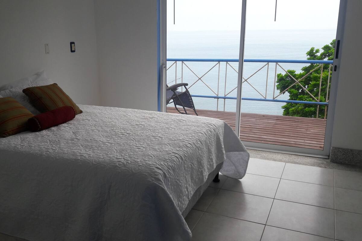 Casa, 5 quartos | Roupas de cama premium, ferros/tábuas de passar roupa, Wi-Fi de cortesia