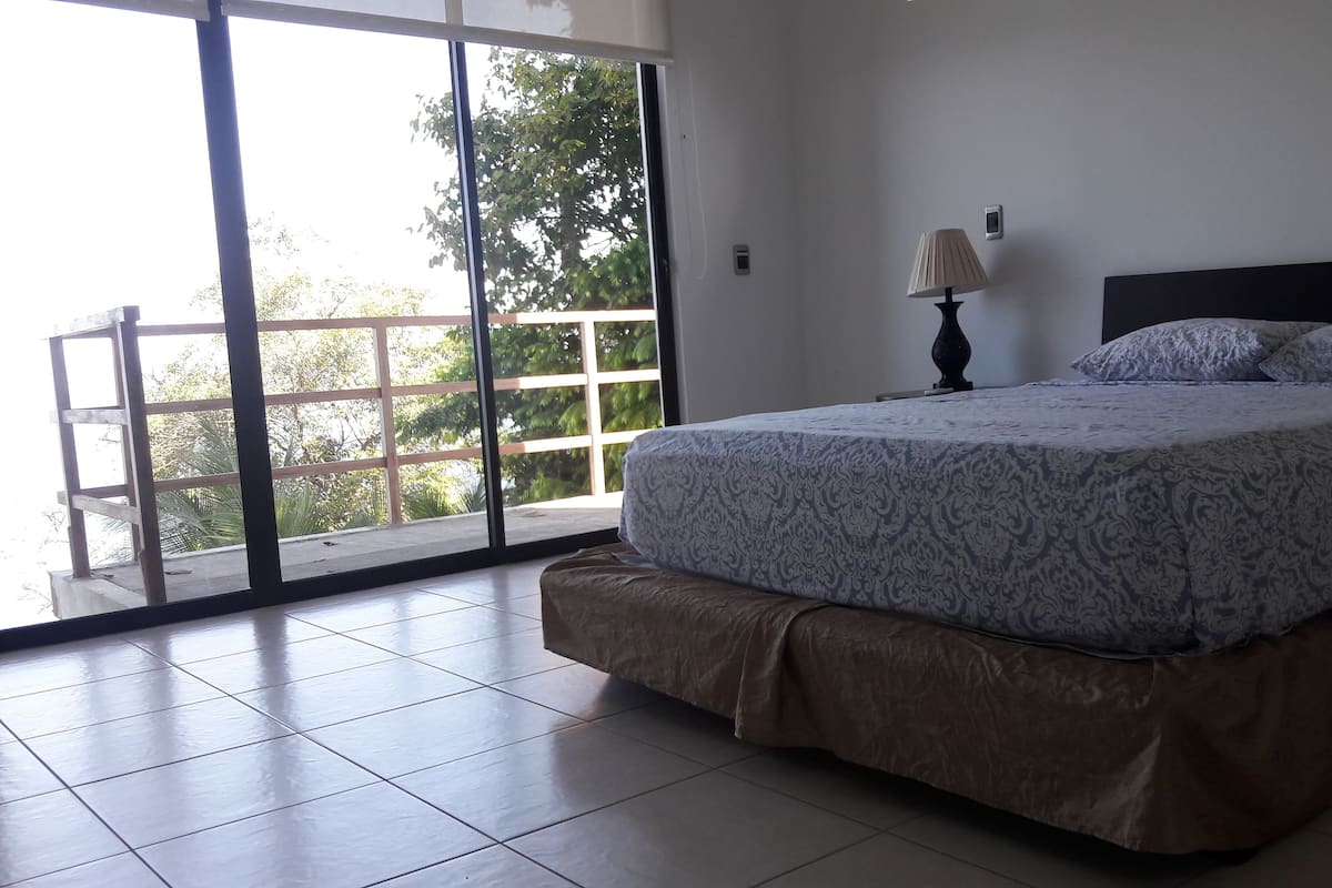 Apartamento, 3 quartos | Vista do quarto