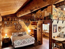 Cabana com design assinado, 1 cama King e sofá-cama, vista para o lago (Odd & Ends) | 1 quarto, quartos à prova de som, Wi-Fi de cortesia, roupa de cama