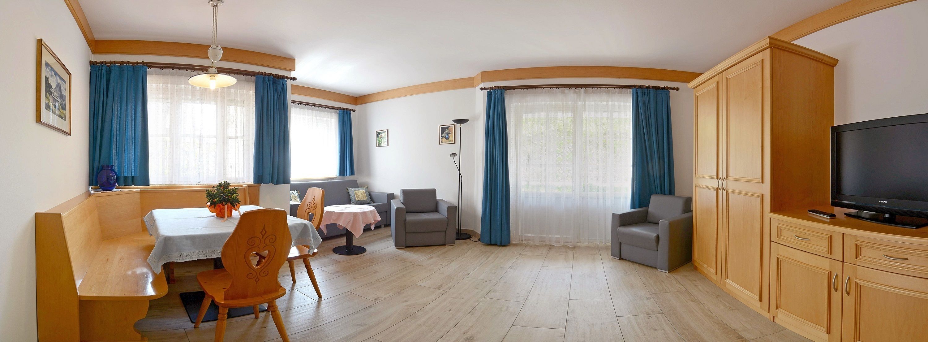 Apartamento Nobre, 2 quartos | Sala | TV de ecrã plano 