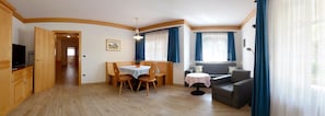 Apartamento grand, 2 quartos | Sala de estar | TV de tela plana