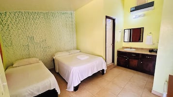 Quarto standard, 2 camas de solteiro | Roupas de cama premium, cofres nos quartos, quartos à prova de som