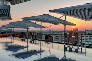 Piscina externa, guarda-sóis