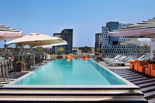 Piscina externa, guarda-sóis