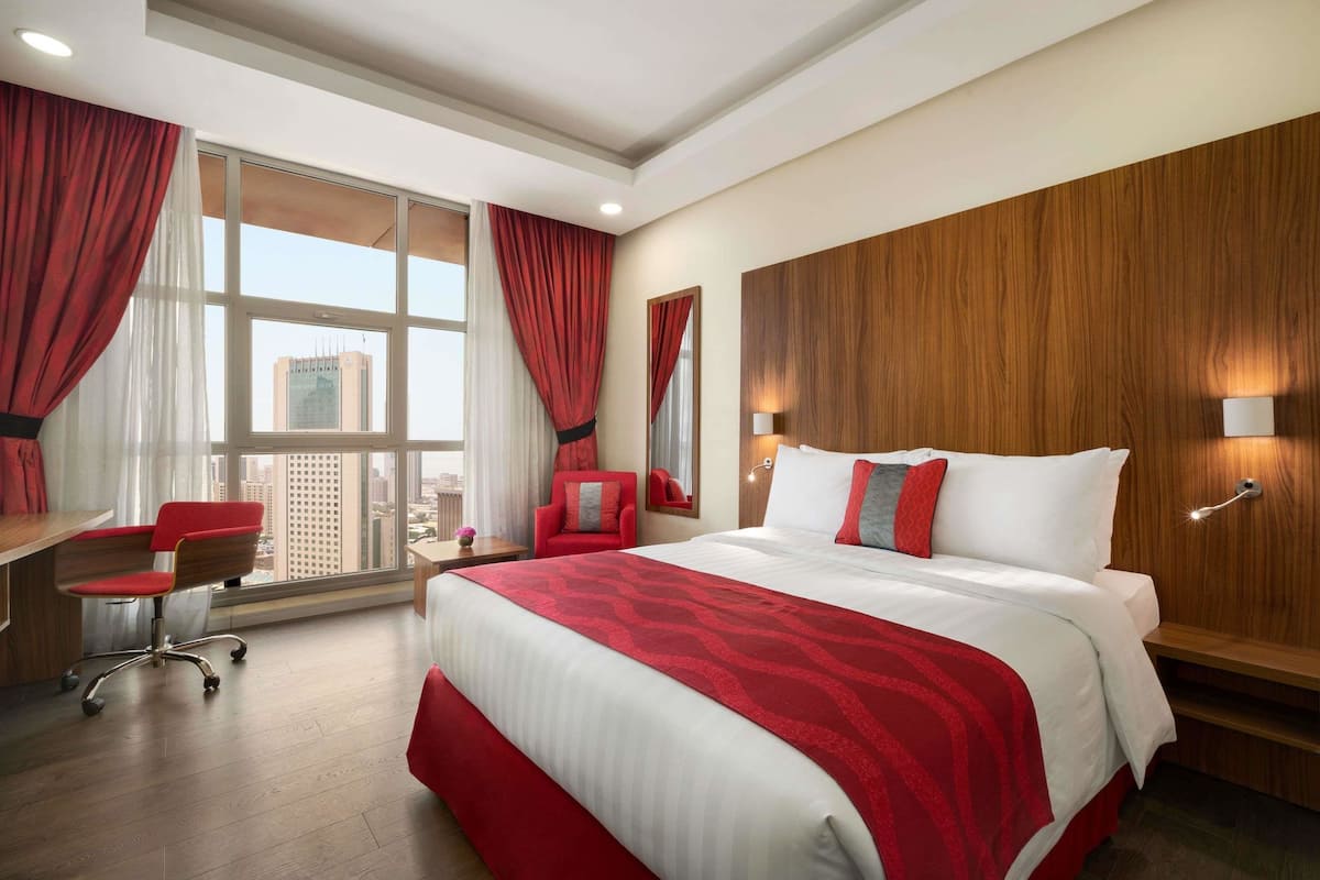 Roupa hipoalergénica, minibar, cofre no quarto, secretária
