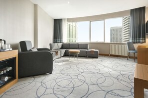 Roupas de cama premium, frigobar, cofres nos quartos