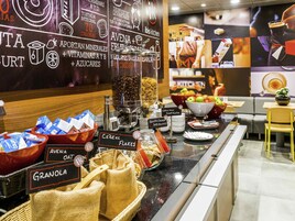 Pequenos-almoços, almoços, jantares servidos, cozinha local 