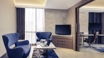 Suíte executiva, 1 cama Queen | Frigobar, cofres nos quartos, escrivaninha