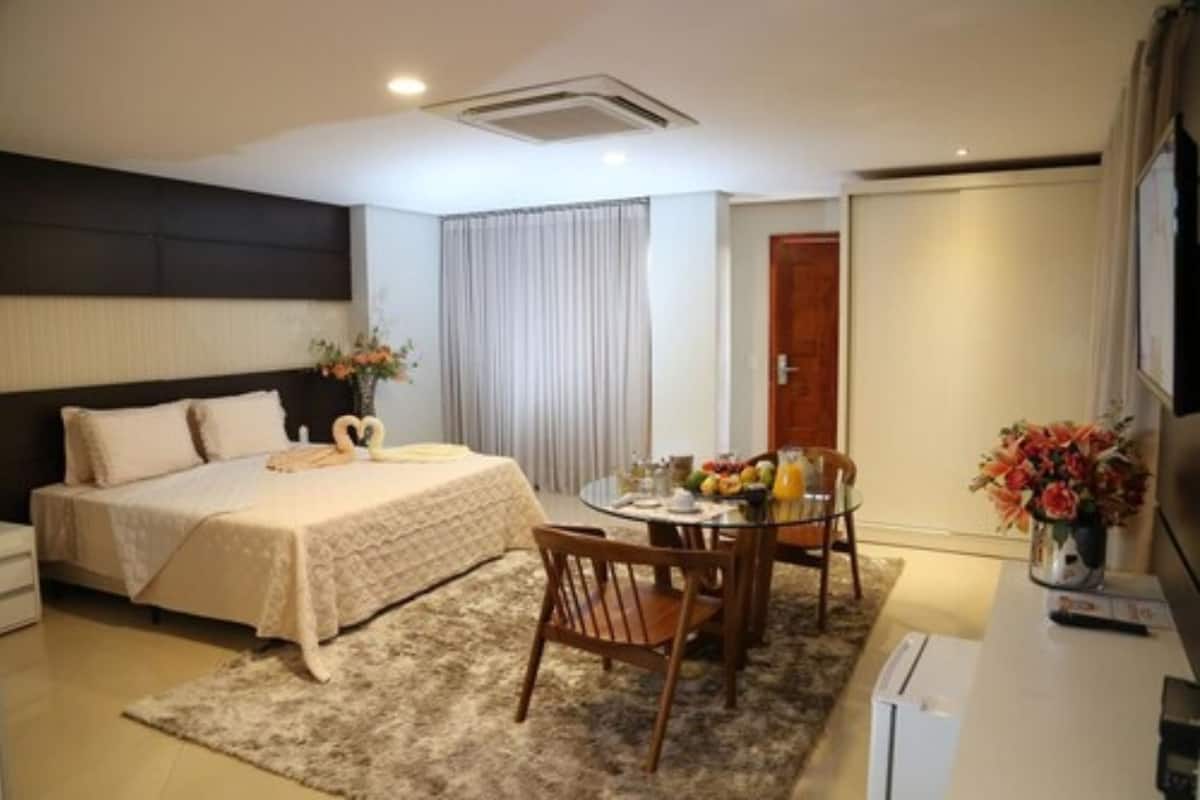 Roupas de cama antialérgicas, frigobar, escrivaninha, cortinas blackout