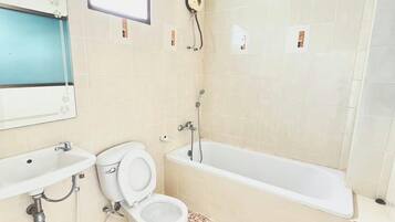 Quarto Individual, 1 cama king-size, não fumadores, banheira | Casa de banho | Um polibã, artigos de higiene pessoal grátis, toalhas fornecidas