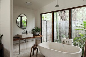 Vila, banheira (Boathouse II) | Banheiro | Produtos de toalete grátis, secador de cabelo, roupões de banho 