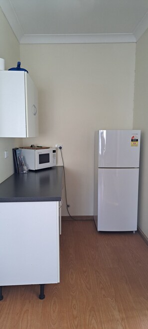 Quarto Familiar | Cozinha privada | Um frigorífico, um micro-ondas, uma chaleira elétrica, uma torradeira 