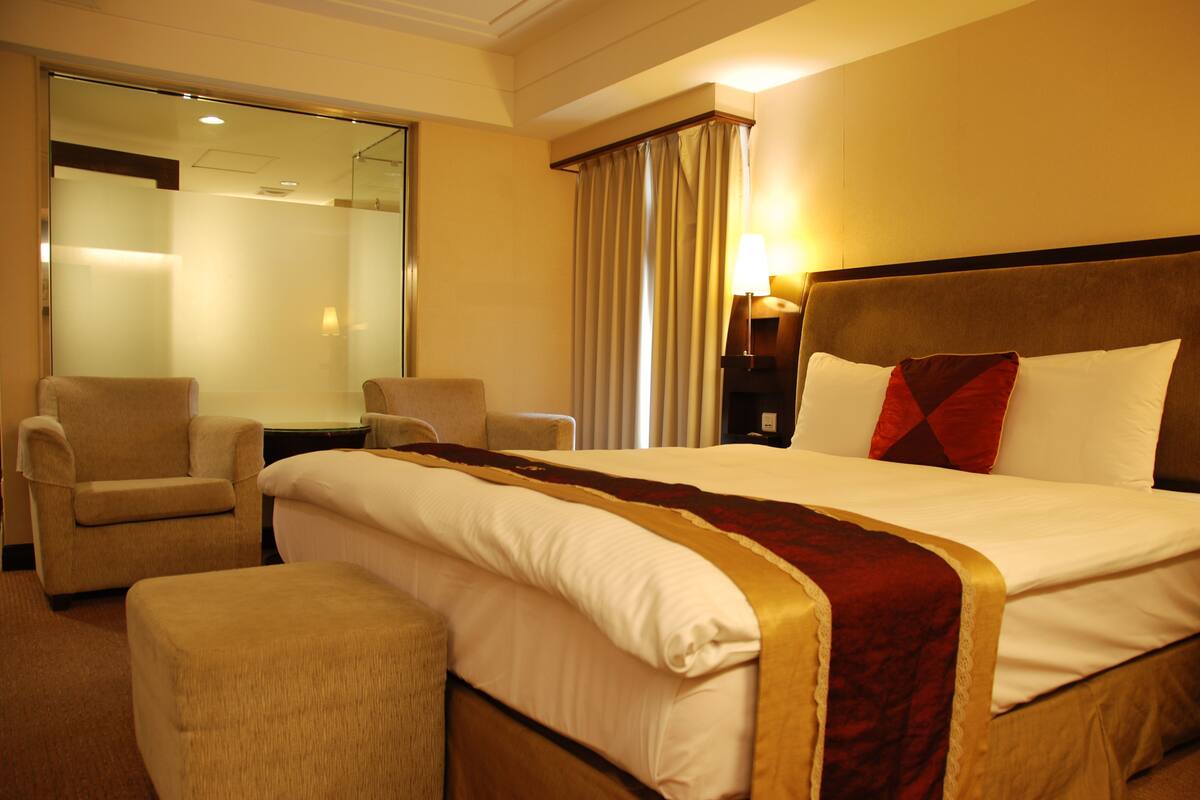 Quarto casal luxo | Frigobar, cofres nos quartos, escrivaninha