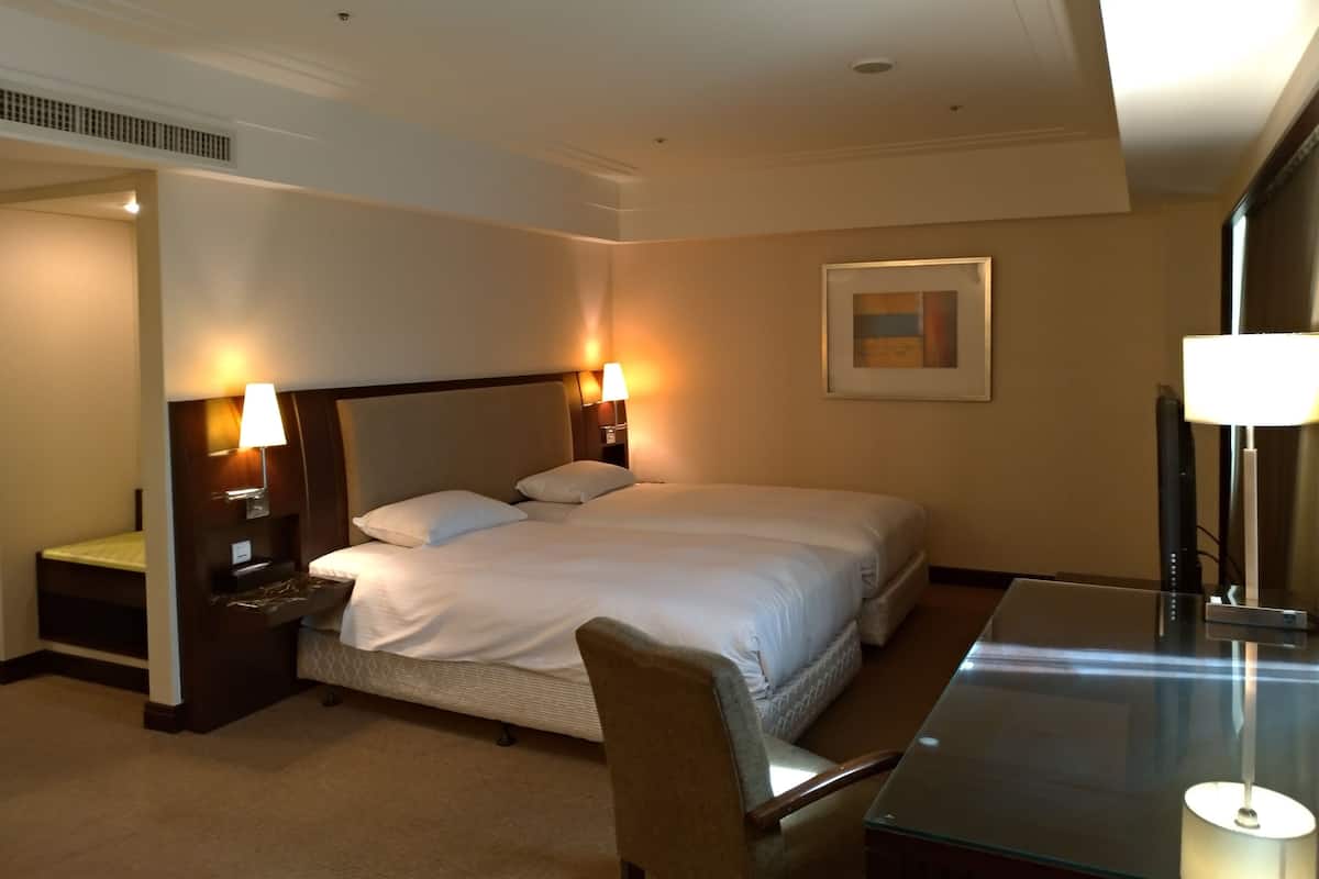 Quarto duplo real | Frigobar, cofres nos quartos, escrivaninha