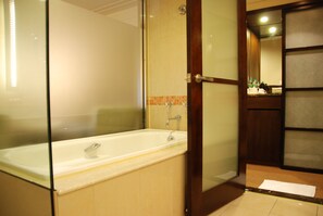 Quarto casal luxo | Banheiro | Chuveiro, chuveiro com efeito de chuva, produtos de toalete grátis 