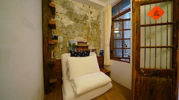 Quarto solteiro com design assinado, 1 cama de solteiro, banheiro compartilhado, no pátio | Roupas de cama de algodão egípcio, roupas de cama premium