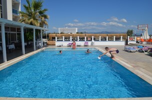 Piscina exterior sazonal, guarda-sóis, espreguiçadeiras 