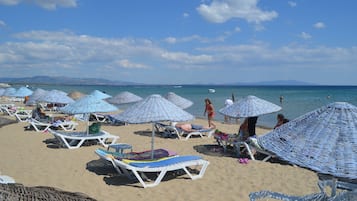 Praia particular, espreguiçadeiras, guarda-sóis, bar na praia