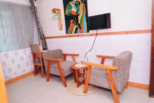 Quarto Twin Deluxe | Sala de estar | TV plasma