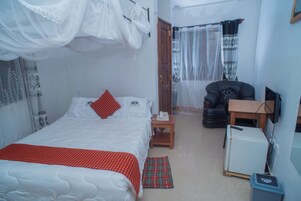 Quarto duplo luxo | Frigobar, cofres nos quartos, escrivaninha