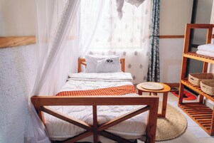 Quarto Duplo Deluxe | Minibar, cofre no quarto, secretária