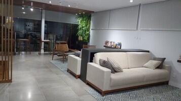 Área de estar no saguão