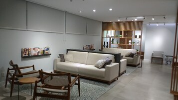 Área de estar no saguão